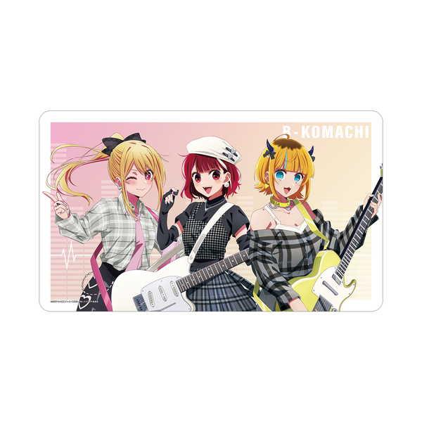 【発売日：2026年07月31日】宅配便配送商品 【推しの子】より、マルチデスクマットの登場です。ルビー、有馬かな、MEMちょの描き下ろしイラストをマルチデスクマットに仕上げました。デスクに敷いたり、お部屋に飾ったり、キャラクターとの日常を...