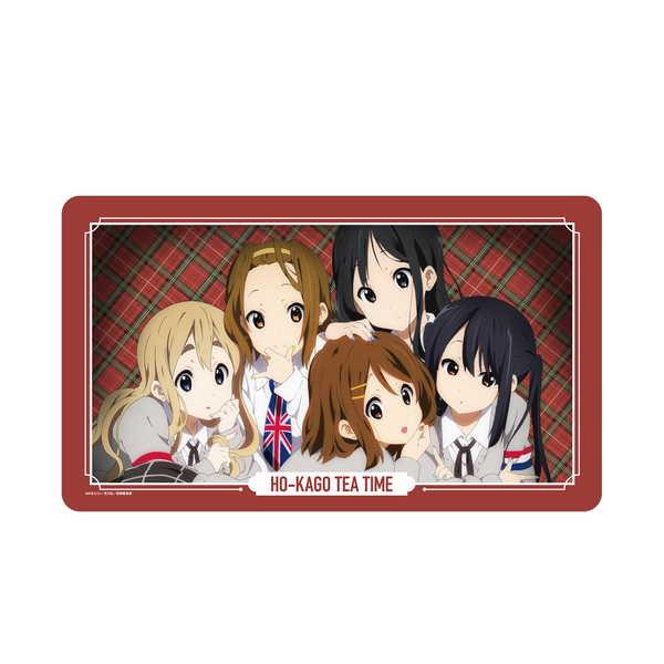 【発売日：2026年05月31日】宅配便配送商品 「けいおん！」より、マルチデスクマットの登場です。平沢 唯、秋山 澪、田井中 律、琴吹 紬、中野 梓のイラストをメインにマルチデスクマットに仕上げました。デスクに敷いたり、お部屋に飾ったり、...