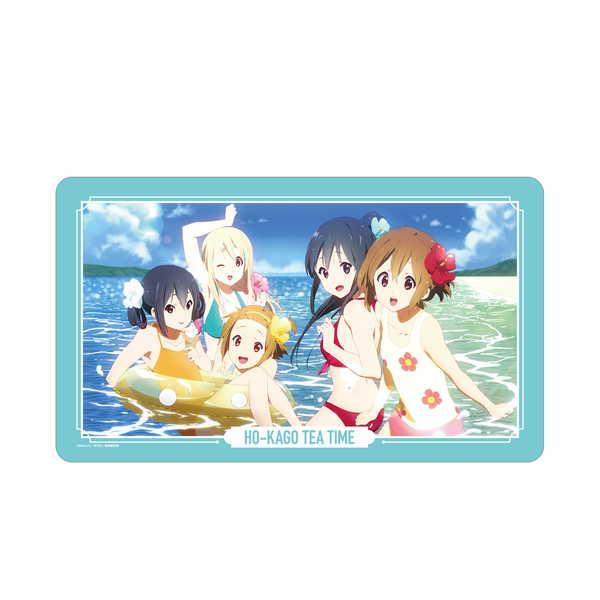 【発売日：2026年05月31日】宅配便配送商品 「けいおん！」より、マルチデスクマットの登場です。平沢 唯、秋山 澪、田井中 律、琴吹 紬、中野 梓のイラストをメインにマルチデスクマットに仕上げました。デスクに敷いたり、お部屋に飾ったり、...