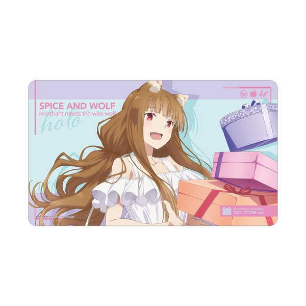 【発売日：2026年06月30日】宅配便配送商品 「狼と香辛料 MERCHANT MEETS THE WISE WOLF」より、マルチデスクマットの登場です。ホロの描き下ろしイラストをマルチデスクマットに仕上げました。デスクに敷いたり、お部...