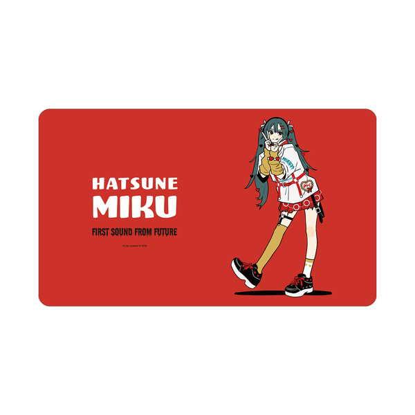 【発売日：2026年07月31日】宅配便配送商品 「初音ミク」×「coalowl」のコラボレーションアイテム『描き下ろし 初音ミク ハートver. Art by coalowl マルチデスクマット ver.A』の登場です。coalowlさん...