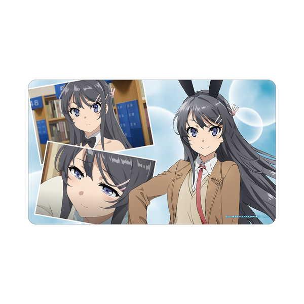 【発売日：2026年07月31日】宅配便配送商品 「青春ブタ野郎はバニーガール先輩の夢を見ない」より、マルチデスクマットの登場です。桜島麻衣の印象的なシーンをマルチデスクマットに仕上げました。デスクに敷いたり、お部屋に飾ったり、キャラクター...