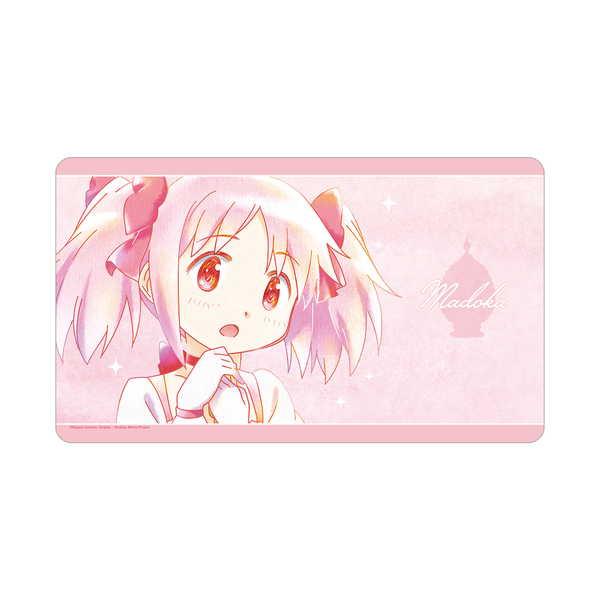 【発売日：2026年07月31日】宅配便配送商品 劇場版「魔法少女まどか☆マギカ [前編] 始まりの物語／[後編] 永遠の物語」より、Ani-Art aqua label マルチデスクマットの登場です。鹿目まどかのイラストを水彩調のテイスト...