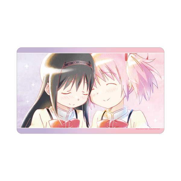 【発売日：2026年07月31日】宅配便配送商品 劇場版「魔法少女まどか☆マギカ [前編] 始まりの物語／[後編] 永遠の物語」より、Ani-Art aqua label マルチデスクマットの登場です。鹿目まどか、暁美ほむらのイラストを水彩...