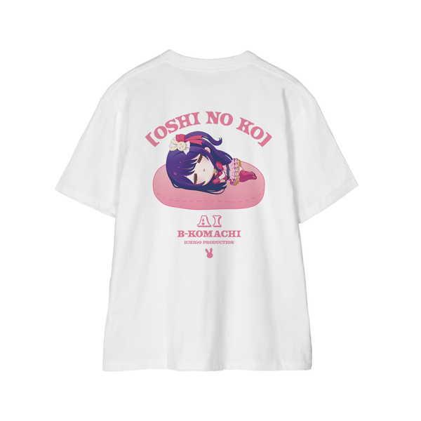 【発売日：2026年07月31日】メール便配送商品 【推しの子】より、ちびころ Tシャツの登場です。アイがころんと寝ているちびキャラを新たに描き起こし、アイのイメージモチーフアイコンと合わせたTシャツに仕上げました。スタンダードなスタイリン...