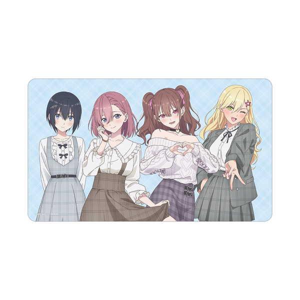 【発売日：2026年06月30日】宅配便配送商品 「2.5次元の誘惑」より、マルチデスクマットの登場です。天乃リリサ、橘美花莉、ノノア、喜咲アリアの描き下ろしイラスト、作品名をマルチデスクマットに仕上げました。デスクに敷いたり、お部屋に飾っ...