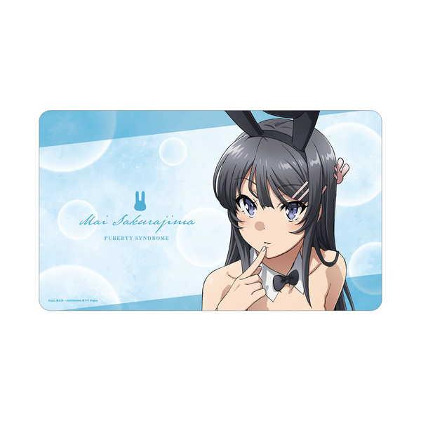 【発売日：2026年07月31日】宅配便配送商品 「青春ブタ野郎はバニーガール先輩の夢を見ない」より、マルチデスクマットの登場です。桜島麻衣のイラストをマルチデスクマットに仕上げました。デスクに敷いたり、お部屋に飾ったり、キャラクターとの日...