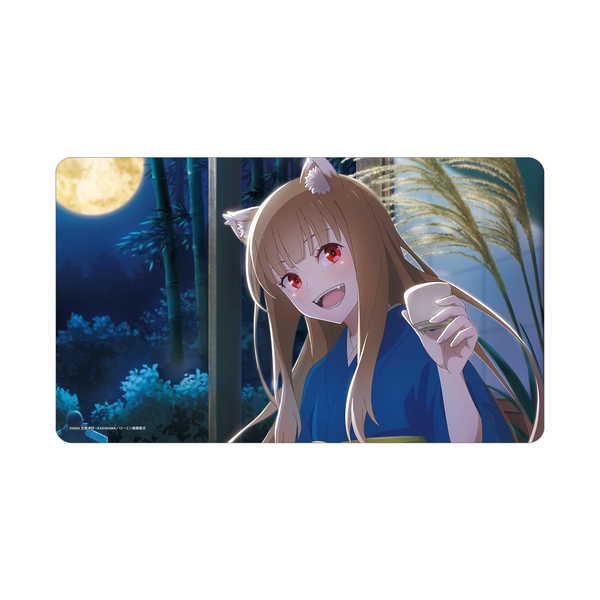 宅配便配送商品 「狼と香辛料 MERCHANT MEETS THE WISE WOLF」より、マルチデスクマットの登場です。ホロの『お月見』ビジュアルイラストをマルチデスクマットに仕上げました。デスクに敷いたり、お部屋に飾ったり、キャラクタ...