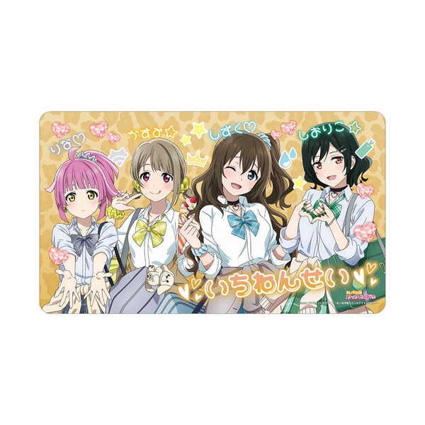 【発売日：2026年09月30日】宅配便配送商品 「ラブライブ！虹ヶ咲学園スクールアイドル同好会」より、マルチデスクマットの登場です。中須かすみ、桜坂しずく、天王寺璃奈、三船栞子の描き下ろしイラストをマルチデスクマットに仕上げました。デスク...