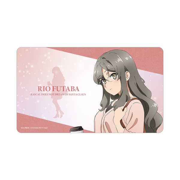 【発売日：2026年03月31日】宅配便配送商品 「青春ブタ野郎はサンタクロースの夢を見ない」より、マルチデスクマットの登場です。双葉理央のイラストとシルエットを、マルチデスクマットに仕上げました。デスクに敷いたり、お部屋に飾ったり、キャラ...