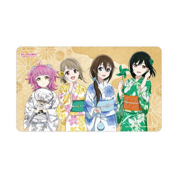 【発売日：2026年09月30日】宅配便配送商品 「ラブライブ！虹ヶ咲学園スクールアイドル同好会」より、マルチデスクマットの登場です。中須かすみ、桜坂しずく、天王寺璃奈、三船栞子の描き下ろしイラストをマルチデスクマットに仕上げました。デスク...