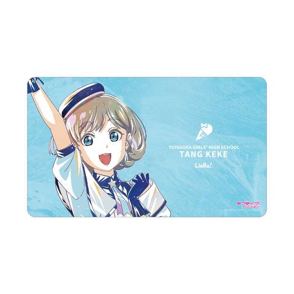 【発売日：2026年09月30日】宅配便配送商品 「ラブライブ！スーパースター!!」より、Ani-Art マルチデスクマットの登場です。唐 可可のイラストを新たなタッチで魅力的に表現し、メンバーアイコン、学校名などを組み合わせたマルチデスク...