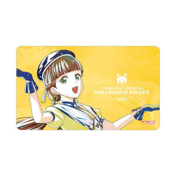 【発売日：2026年09月30日】宅配便配送商品 「ラブライブ！スーパースター!!」より、Ani-Art マルチデスクマットの登場です。桜小路きな子のイラストを新たなタッチで魅力的に表現し、メンバーアイコン、学校名などを組み合わせたマルチデ...