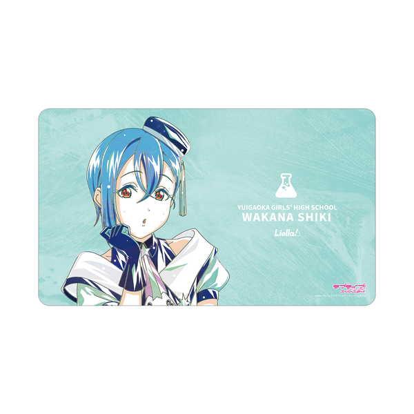 【発売日：2026年09月30日】宅配便配送商品 「ラブライブ！スーパースター!!」より、Ani-Art マルチデスクマットの登場です。若菜四季のイラストを新たなタッチで魅力的に表現し、メンバーアイコン、学校名などを組み合わせたマルチデスク...