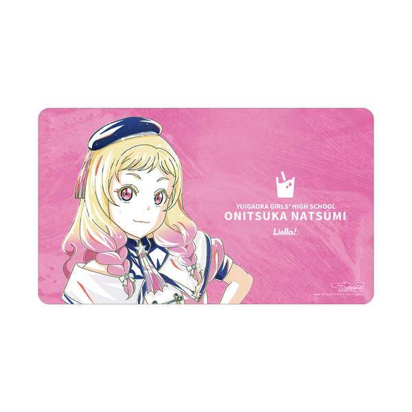 【発売日：2026年09月30日】宅配便配送商品 「ラブライブ！スーパースター!!」より、Ani-Art マルチデスクマットの登場です。鬼塚夏美のイラストを新たなタッチで魅力的に表現し、メンバーアイコン、学校名などを組み合わせたマルチデスク...