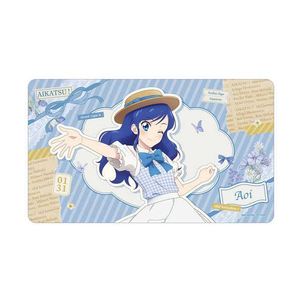 【発売日：2026年09月30日】宅配便配送商品 「アイカツ！ 10th STORY 〜未来へのSTARWAY〜」より、マルチデスクマットの登場です。霧矢あおいの描き下ろしイラストを、コラージュ風デザインのマルチデスクマットに仕上げました。...