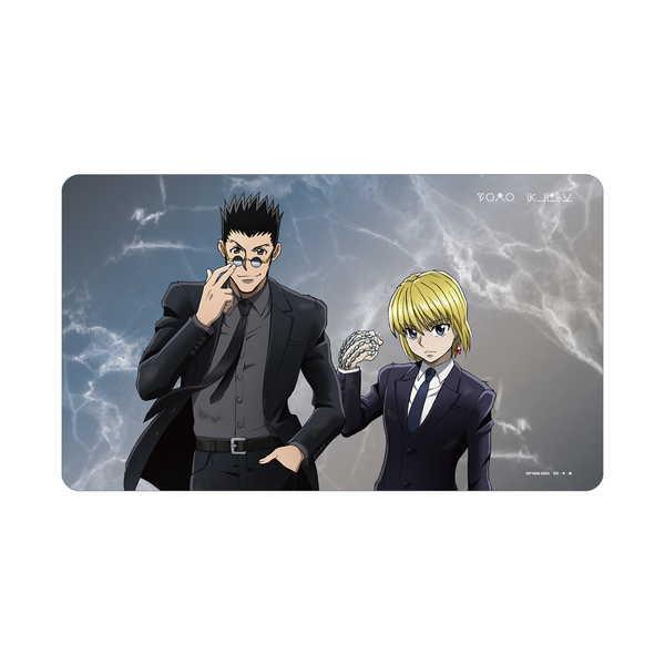 【発売日：2026年03月31日】宅配便配送商品 「HUNTER×HUNTER」より、マルチデスクマットの登場です。レオリオ、クラピカの描き下ろしイラストをマルチデスクマットに仕上げました。デスクに敷いたり、お部屋に飾ったり、キャラクターと...