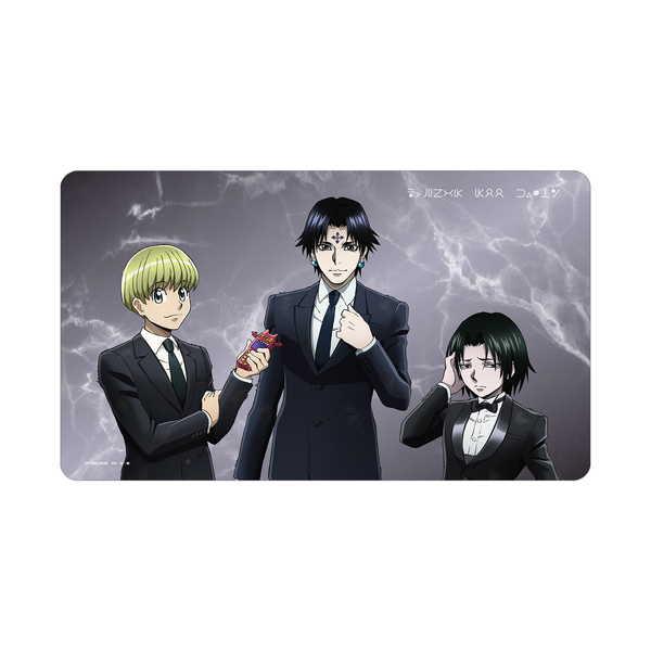 【発売日：2026年03月31日】宅配便配送商品 「HUNTER×HUNTER」より、マルチデスクマットの登場です。クロロ、シャルナーク、フェイタンの描き下ろしイラストをマルチデスクマットに仕上げました。デスクに敷いたり、お部屋に飾ったり、...