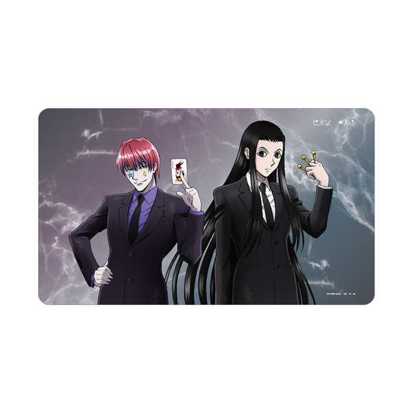【発売日：2026年03月31日】宅配便配送商品 「HUNTER×HUNTER」より、マルチデスクマットの登場です。ヒソカ、イルミの描き下ろしイラストをマルチデスクマットに仕上げました。デスクに敷いたり、お部屋に飾ったり、キャラクターとの日...