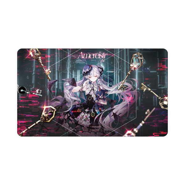 【発売日：2026年03月31日】宅配便配送商品 「maimai でらっくす PRiSM PLUS」より、マルチデスクマットの登場です。Amereistrの楽曲ジャケットイラストをマルチデスクマットに仕上げました。デスクに敷いたり、お部屋に...