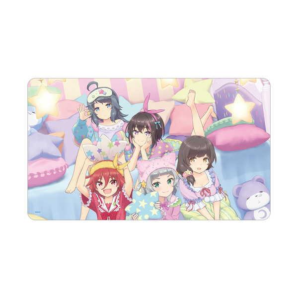 【発売日：2026年03月31日】宅配便配送商品 「オンゲキ Re:Fresh」より、マルチデスクマットの登場です。パピプペ Popping！Talk！の楽曲ジャケットイラストをマルチデスクマットに仕上げました。デスクに敷いたり、お部屋に飾...