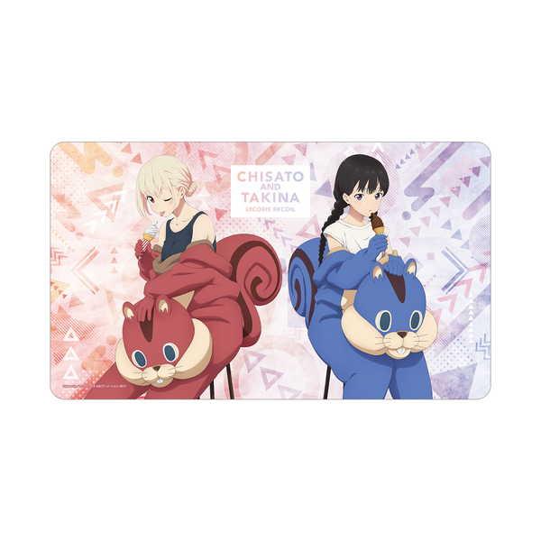 【発売日：2026年05月31日】宅配便配送商品 「リコリス・リコイル」より、マルチデスクマットの登場です。錦木千束、井ノ上たきなの描き下ろしイラストをマルチデスクマットに仕上げました。デスクに敷いたり、お部屋に飾ったり、キャラクターとの日...