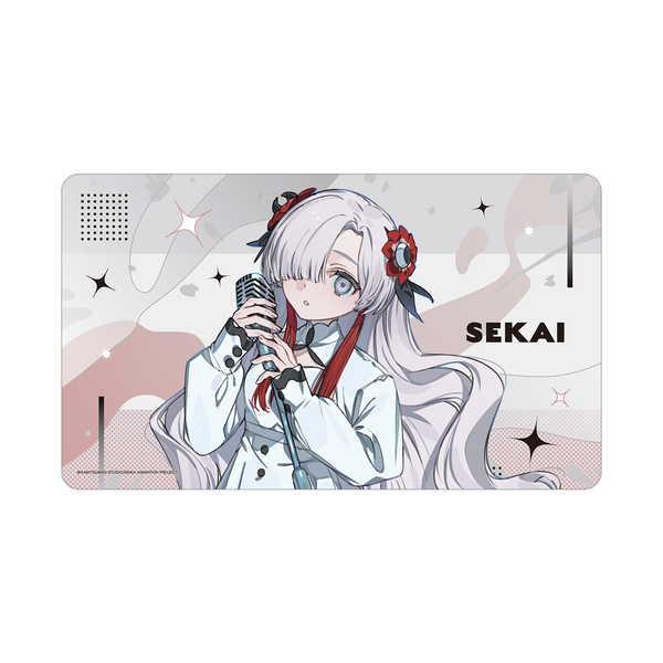 【発売日：2026年05月31日】宅配便配送商品 「神椿市建設中。」より、マルチデスクマットの登場です。夜河 世界のイラストをマルチデスクマットに仕上げました。デスクに敷いたり、お部屋に飾ったり、キャラクターとの日常をお楽しみください。【サ...