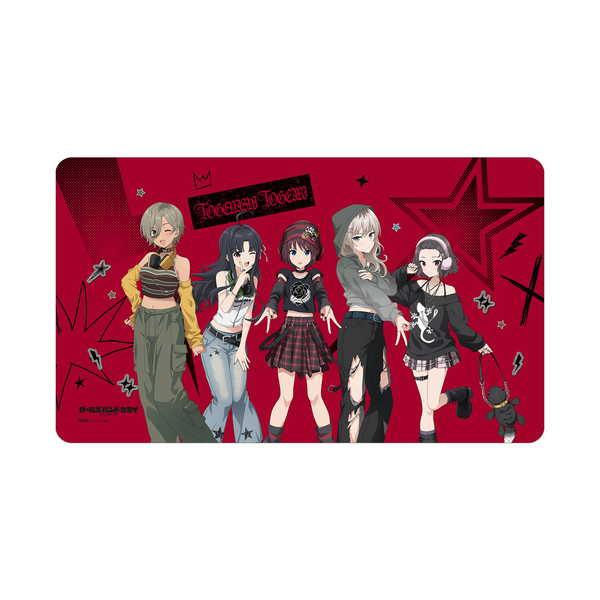 【発売日：2026年05月31日】宅配便配送商品 「ガールズバンドクライ」より、マルチデスクマットの登場です。井芹 仁菜、河原木 桃香、安和 すばる、海老塚 智、ルパの描き下ろしイラストをマルチデスクマットに仕上げました。デスクに敷いたり、...