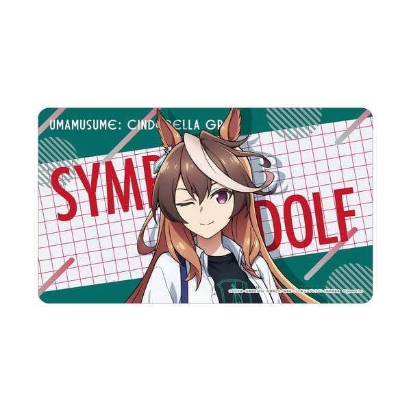 【発売日：2026年05月31日】宅配便配送商品 「ウマ娘 シンデレラグレイ」より、マルチデスクマットの登場です。シンボリルドルフの描き下ろしイラストをマルチデスクマットに仕上げました。デスクに敷いたり、お部屋に飾ったり、キャラクターとの日...