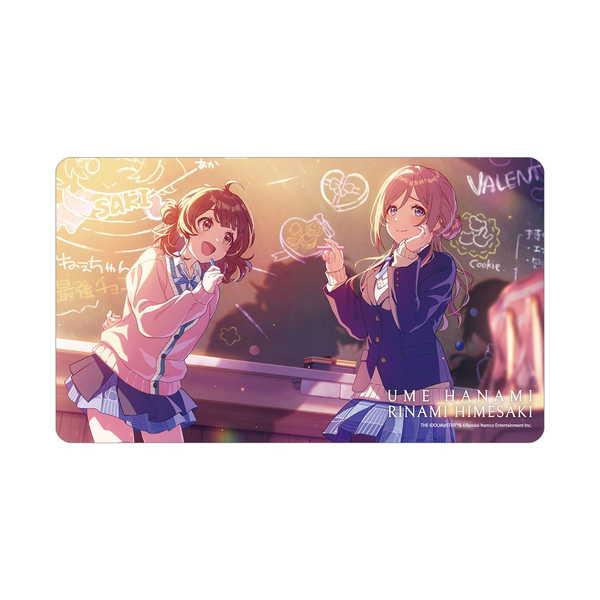 【発売日：2026年07月31日】宅配便配送商品 「学園アイドルマスター」より、マルチデスクマットの登場です。花海佑芽、姫崎莉波のイラストをマルチデスクマットに仕上げました。デスクに敷いたり、お部屋に飾ったり、アイドルとの日常をお楽しみくだ...