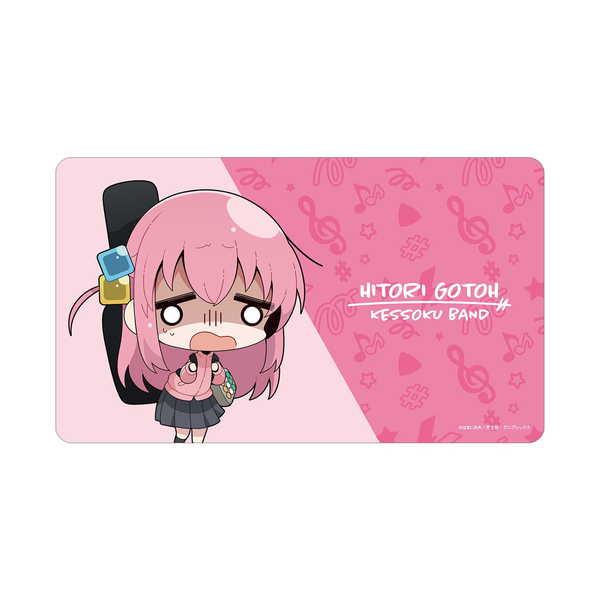 【発売日：2026年06月30日】宅配便配送商品 アニメ「ぼっち・ざ・ろっく！」×「むーらん」のコラボレーションアイテム『むーらんさんイラスト 後藤ひとり 制服ver. マルチデスクマット』の登場です。むーらんさん描き起こしイラストの後藤ひ...