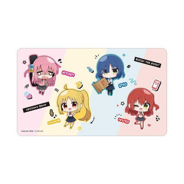 【発売日：2026年06月30日】宅配便配送商品 アニメ「ぼっち・ざ・ろっく！」×「むーらん」のコラボレーションアイテム『むーらんさんイラスト 集合 制服ver. マルチデスクマット』の登場です。むーらんさん描き起こしイラストの後藤ひとり、...