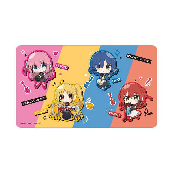 【発売日：2026年06月30日】宅配便配送商品 アニメ「ぼっち・ざ・ろっく！」×「むーらん」のコラボレーションアイテム『むーらんさんイラスト 集合 ライブ衣装ver. マルチデスクマット』の登場です。むーらんさん描き起こしイラストの後藤ひ...