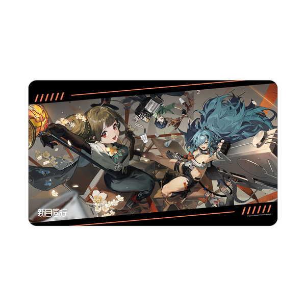 【発売日：2026年06月30日】宅配便配送商品 「新月同行」より、マルチデスクマットの登場です。危籠ビルのキービジュアルをマルチデスクマットに仕上げました。デスクに敷いたり、お部屋に飾ったり、キャラクターとの日常をお楽しみください。【サイ...