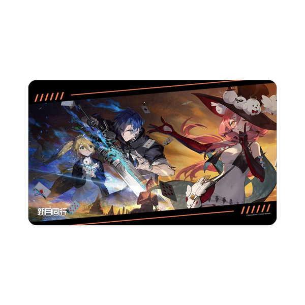 【発売日：2026年06月30日】宅配便配送商品 「新月同行」より、マルチデスクマットの登場です。禅世遺香のキービジュアルをマルチデスクマットに仕上げました。デスクに敷いたり、お部屋に飾ったり、キャラクターとの日常をお楽しみください。【サイ...