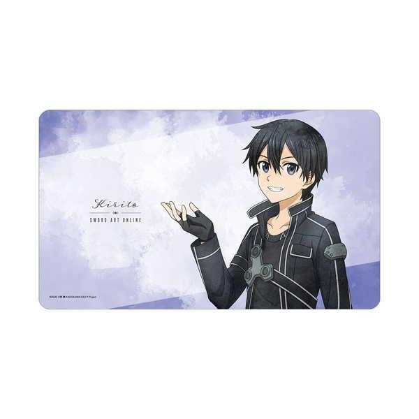【発売日：2026年06月30日】宅配便配送商品 「ソードアート・オンライン」より、マルチデスクマットの登場です。キリトの描き下ろしイラストをマルチデスクマットに仕上げました。デスクに敷いたり、お部屋に飾ったり、キャラクターとの日常をお楽し...