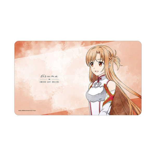 【発売日：2026年06月30日】宅配便配送商品 「ソードアート・オンライン」より、マルチデスクマットの登場です。アスナの描き下ろしイラストをマルチデスクマットに仕上げました。デスクに敷いたり、お部屋に飾ったり、キャラクターとの日常をお楽し...