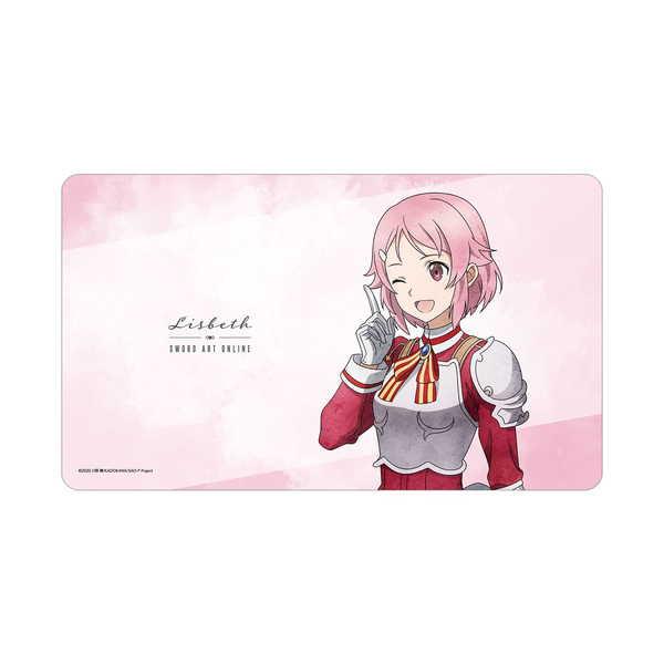 【発売日：2026年06月30日】宅配便配送商品 「ソードアート・オンライン」より、マルチデスクマットの登場です。リズベットの描き下ろしイラストをマルチデスクマットに仕上げました。デスクに敷いたり、お部屋に飾ったり、キャラクターとの日常をお...