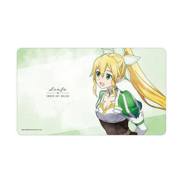 【発売日：2026年06月30日】宅配便配送商品 「ソードアート・オンライン」より、マルチデスクマットの登場です。リーファの描き下ろしイラストをマルチデスクマットに仕上げました。デスクに敷いたり、お部屋に飾ったり、キャラクターとの日常をお楽...