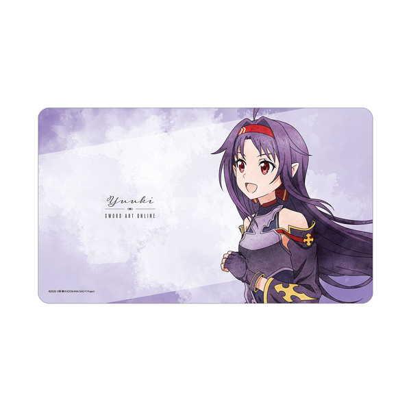 【発売日：2026年06月30日】宅配便配送商品 「ソードアート・オンライン」より、マルチデスクマットの登場です。ユウキの描き下ろしイラストをマルチデスクマットに仕上げました。デスクに敷いたり、お部屋に飾ったり、キャラクターとの日常をお楽し...