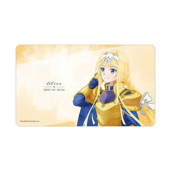 【発売日：2026年06月30日】宅配便配送商品 「ソードアート・オンライン」より、マルチデスクマットの登場です。アリスの描き下ろしイラストをマルチデスクマットに仕上げました。デスクに敷いたり、お部屋に飾ったり、キャラクターとの日常をお楽し...