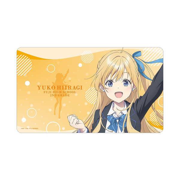 【発売日：2026年07月31日】宅配便配送商品 「千歳くんはラムネ瓶のなか」より、マルチデスクマットの登場です。柊夕湖のイラストをマルチデスクマットに仕上げました。デスクに敷いたり、お部屋に飾ったり、キャラクターとの日常をお楽しみください...