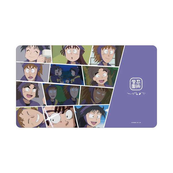 【発売日：2026年08月31日】宅配便配送商品 「忍たま乱太郎」より、マルチデスクマットの登場です。五年生の印象的なシーンをマルチデスクマットに仕上げました。デスクに敷いたり、お部屋に飾ったり、キャラクターとの日常をお楽しみください。【サ...