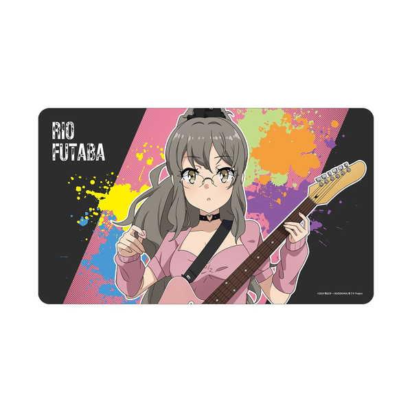【発売日：2026年07月31日】宅配便配送商品 「青春ブタ野郎 シリーズ」より、マルチデスクマットの登場です。双葉理央の描き下ろしイラストをマルチデスクマットに仕上げました。デスクに敷いたり、お部屋に飾ったり、キャラクターとの日常をお楽し...