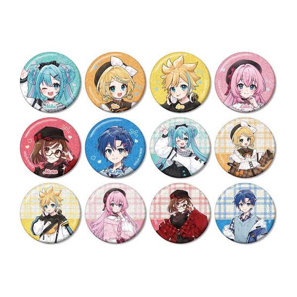 【発売日：2026年07月31日】宅配便配送商品 「初音ミク」×「クノオ」のコラボレーションアイテム『描き下ろし 私服ver. Art by クノオ トレーディンググリッター缶バッジ』の登場です。クノオさん描き下ろしイラストの初音ミク、鏡音...
