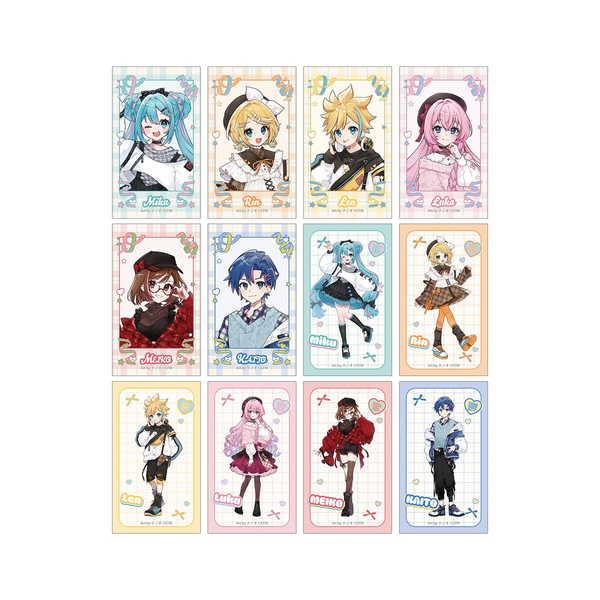【発売日：2026年07月31日】宅配便配送商品 「初音ミク」×「クノオ」のコラボレーションアイテム『描き下ろし 私服ver. Art by クノオ トレーディングイラストカード』の登場です。クノオさん描き下ろしイラストの初音ミク、鏡音リン...