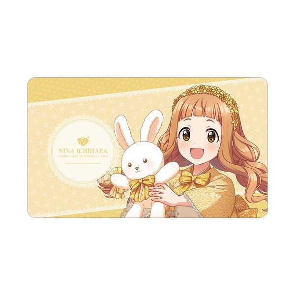 【発売日：2026年07月31日】宅配便配送商品 「アイドルマスター シンデレラガールズ」より、マルチデスクマットの登場です。市原仁奈の描き下ろしイラストをマルチデスクマットに仕上げました。デスクに敷いたり、お部屋に飾ったり、アイドルとの日...