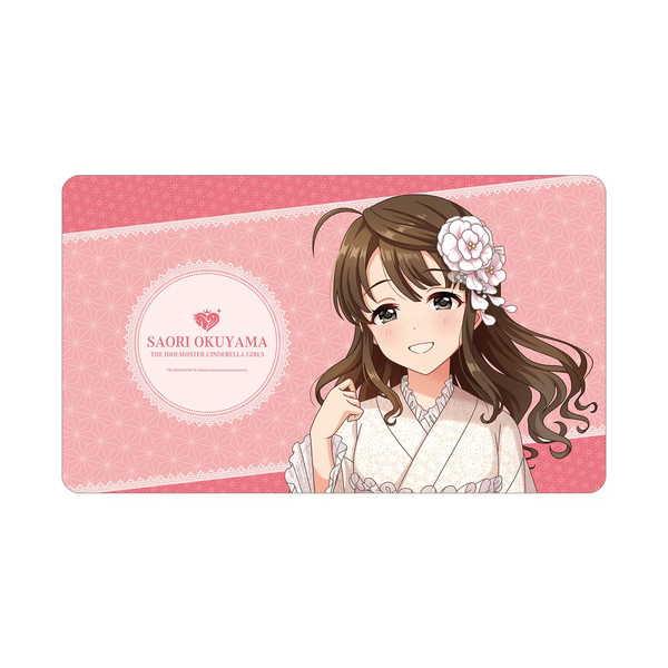 【発売日：2026年07月31日】宅配便配送商品 「アイドルマスター シンデレラガールズ」より、マルチデスクマットの登場です。奥山沙織の描き下ろしイラストをマルチデスクマットに仕上げました。デスクに敷いたり、お部屋に飾ったり、アイドルとの日...