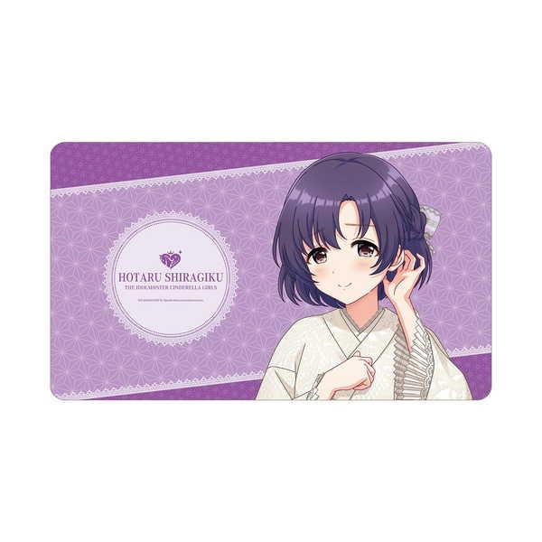 【発売日：2026年07月31日】宅配便配送商品 「アイドルマスター シンデレラガールズ」より、マルチデスクマットの登場です。白菊ほたるの描き下ろしイラストをマルチデスクマットに仕上げました。デスクに敷いたり、お部屋に飾ったり、アイドルとの...