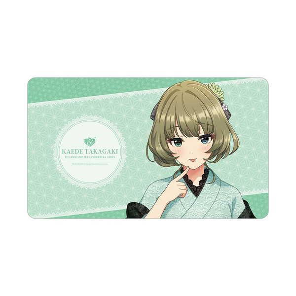 【発売日：2026年07月31日】宅配便配送商品 「アイドルマスター シンデレラガールズ」より、マルチデスクマットの登場です。高垣楓の描き下ろしイラストをマルチデスクマットに仕上げました。デスクに敷いたり、お部屋に飾ったり、アイドルとの日常...